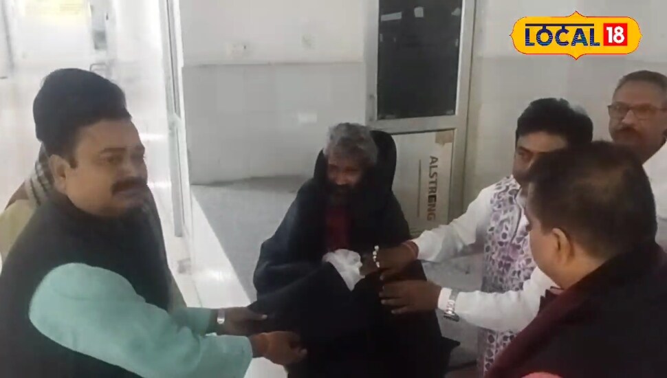 अमेठी की ये संस्था बनी गरीबों का सहारा, जरूरतमंदों तक पहुंचा रहे समान ...