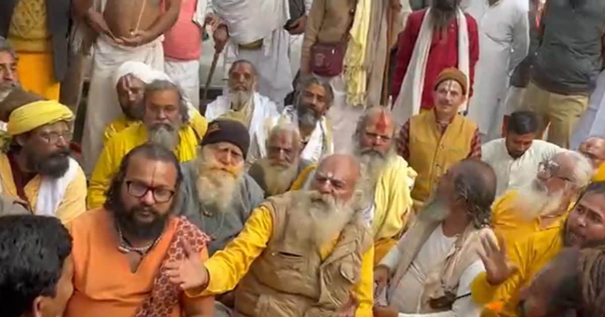 माघ मेला 2024: धरने पर बैठे साधु-संत, फूट-फूटकर रोए सतुआ बाबा, गंभीर है ...