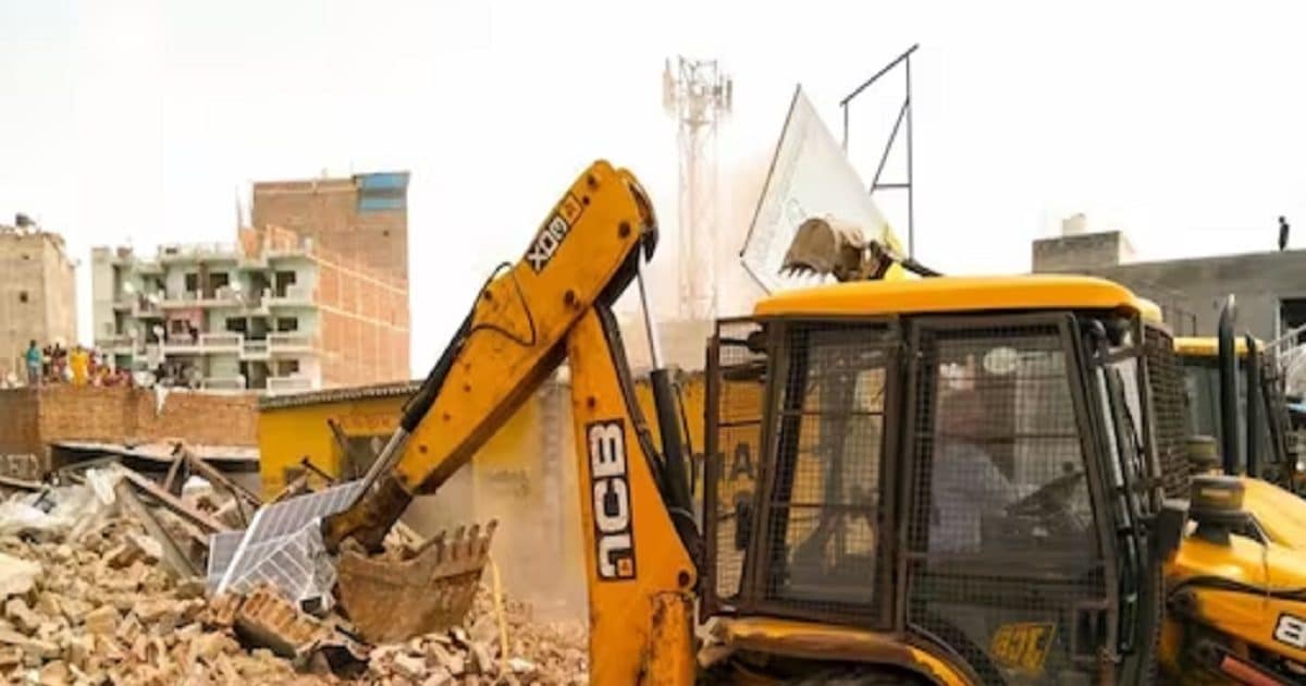 दिल्ली के महरौली में 600 साल पुरानी मस्जिद पर चला बुलडोजर, रजिया ...
