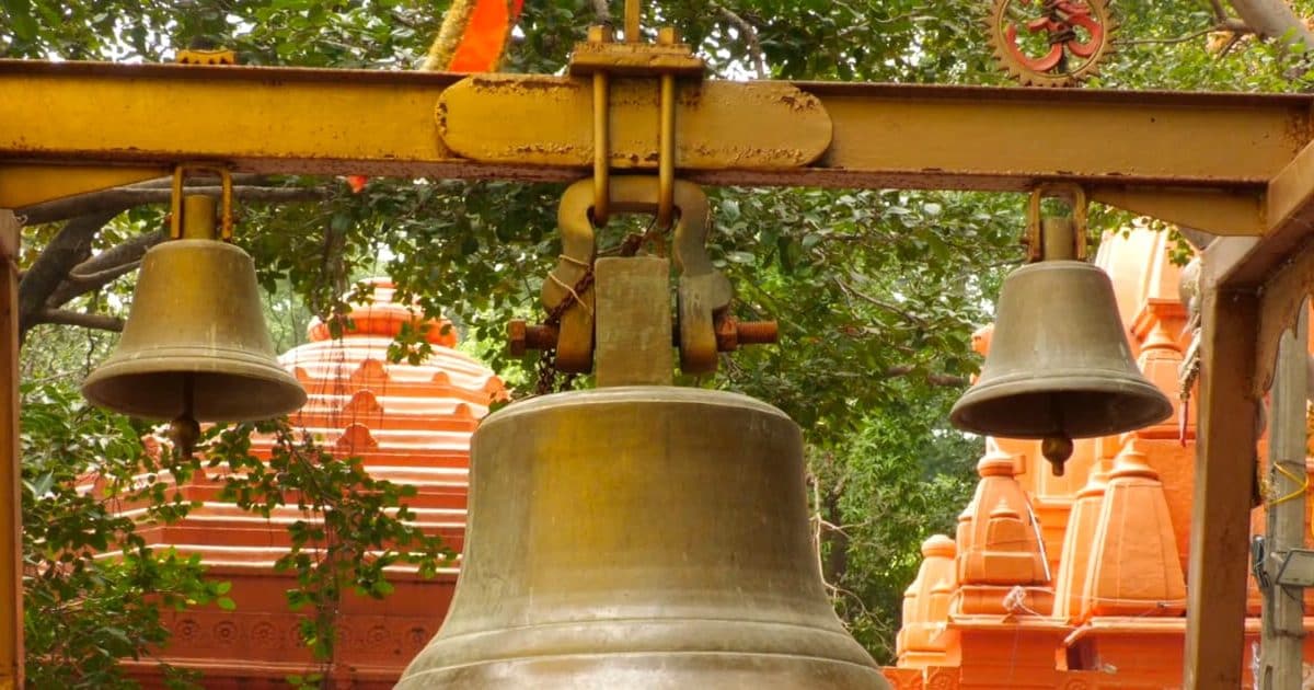 महादेव के इस मंदिर में दिखता है अद्भुत नजारा, आरती के वक्त अचानक आ जाते ...