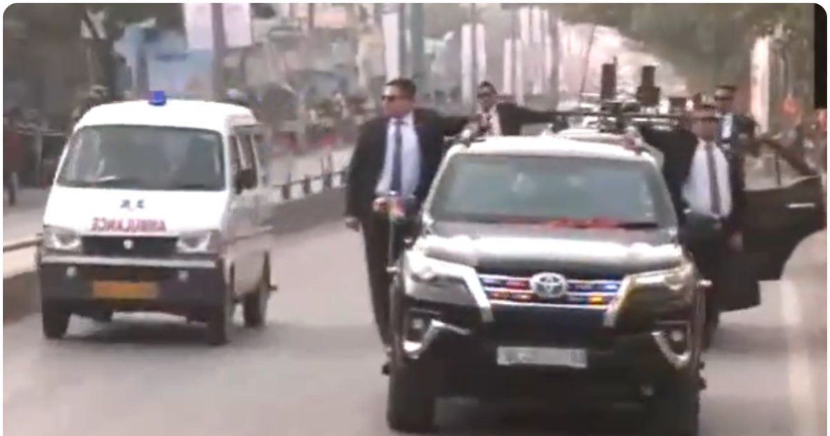 VIDEO: एम्बुलेंस को रास्ता देने के लिए PM मोदी ने रुकवाया अपना काफिला ...