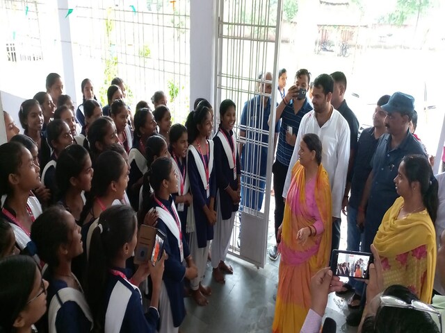 राबड़ी देवी जिस स्कूल में पढ़ीं, वहां प्रिंसिपल की विदाई में फूट-फूटकर ...