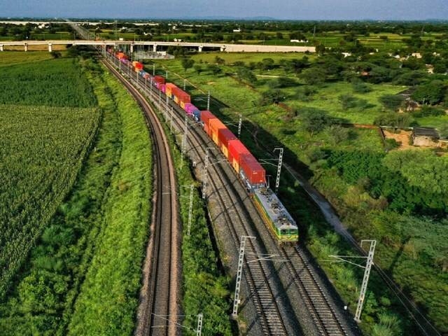 डेढ़ किलोमीटर लंबी... 300 ट्रकों के बराबर एक बार में सामान पहुंचाने ...