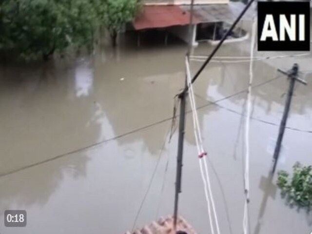 तमिलनाडु में बाढ़ के कारण 800 ट्रेन यात्री फंसे, पटरियां डूबीं, NDRF को किया अलर्ट - 800 train ...