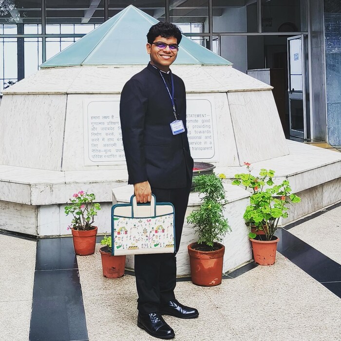 पिता चलाते थे जनरल स्टोर, बेटा बना IPS अफसर, तीसरे प्रयास में हिंदी ...