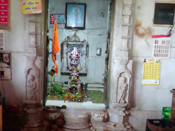 महादेव के इस मंदिर में दिखता है अद्भुत नजारा, आरती के वक्त अचानक आ जाते ...