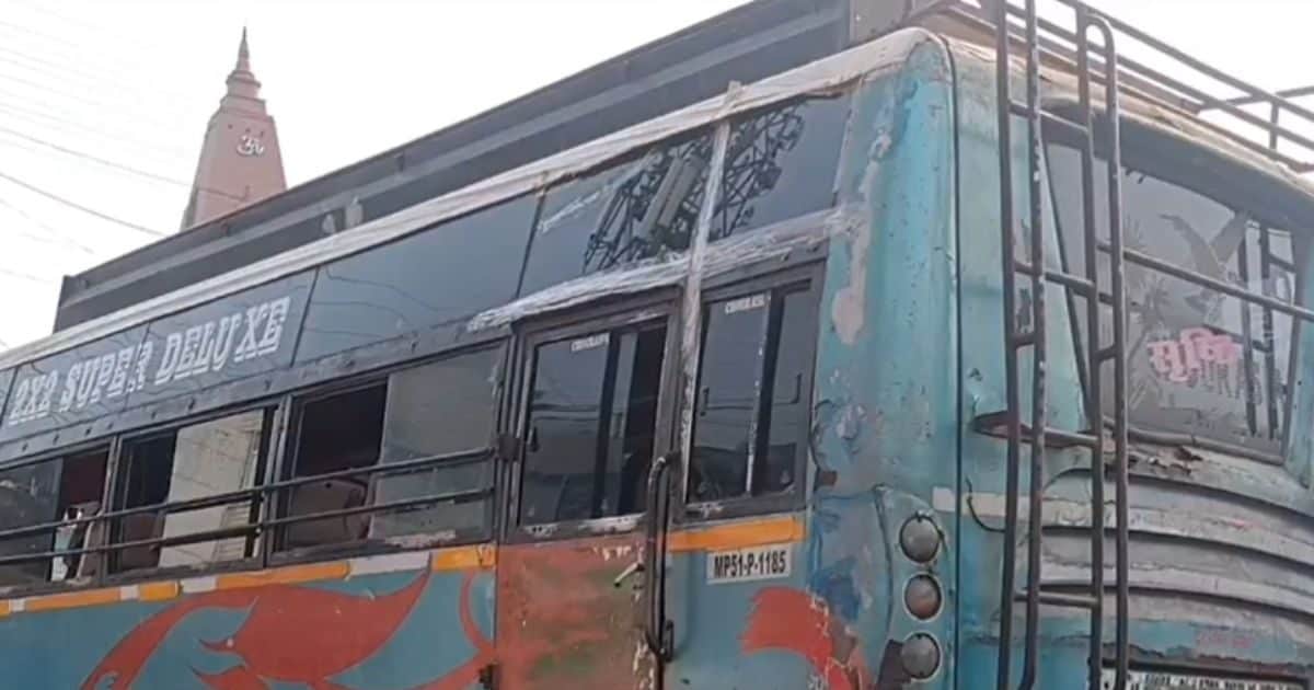 लोगों की जान से खेल रहीं यहां की बसें, हादसा हो जाए तो किसी का भी बचना ...