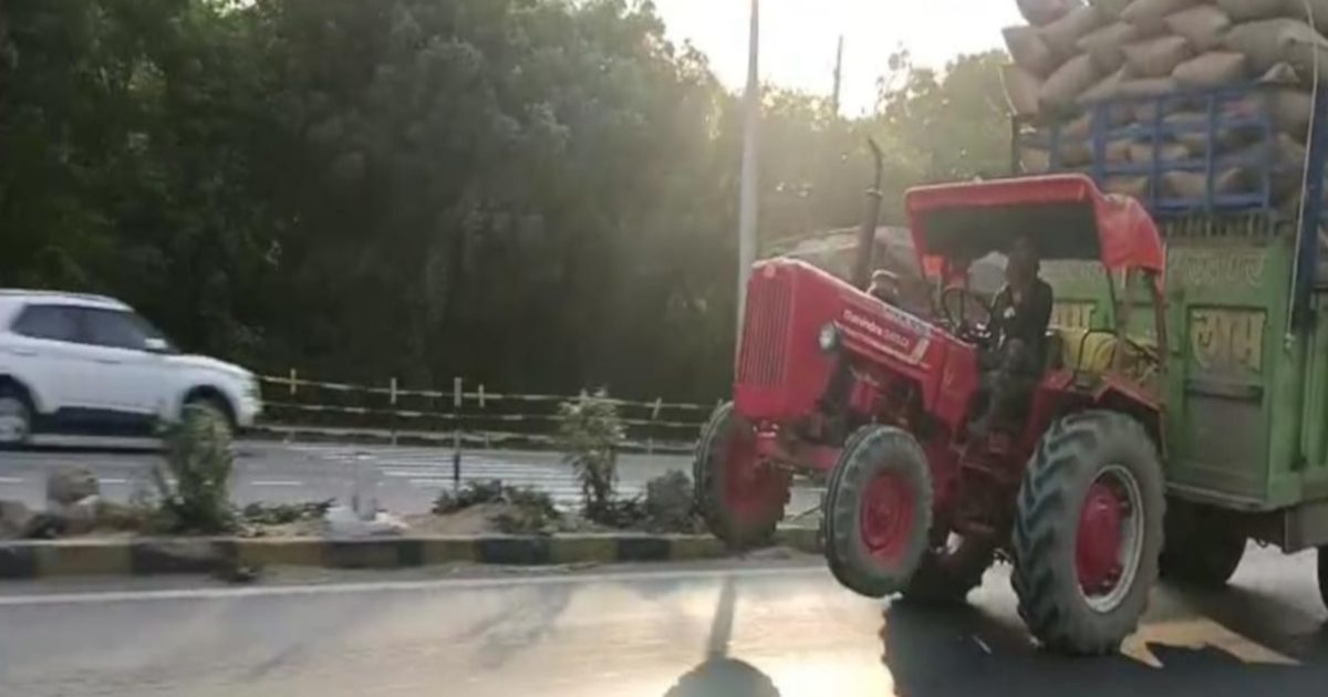 ट्रैक्टर पर खतरनाक स्टंट, ड्राइवर ने 3 फीट ऊपर हवा में उठाया पहिया ...
