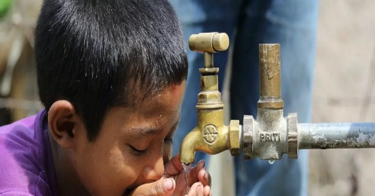 क्या आप भी सीधे नल से पी लेते हैं पानी? शख्स ने दिखाई 1 बून्द की असलियत ...