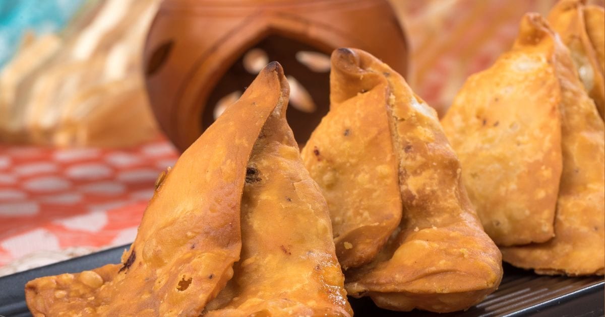 हमारे 'प्यारे' समोसे पर इस देश में है बैन, बनाते या खाते पकड़े गए तो ...
