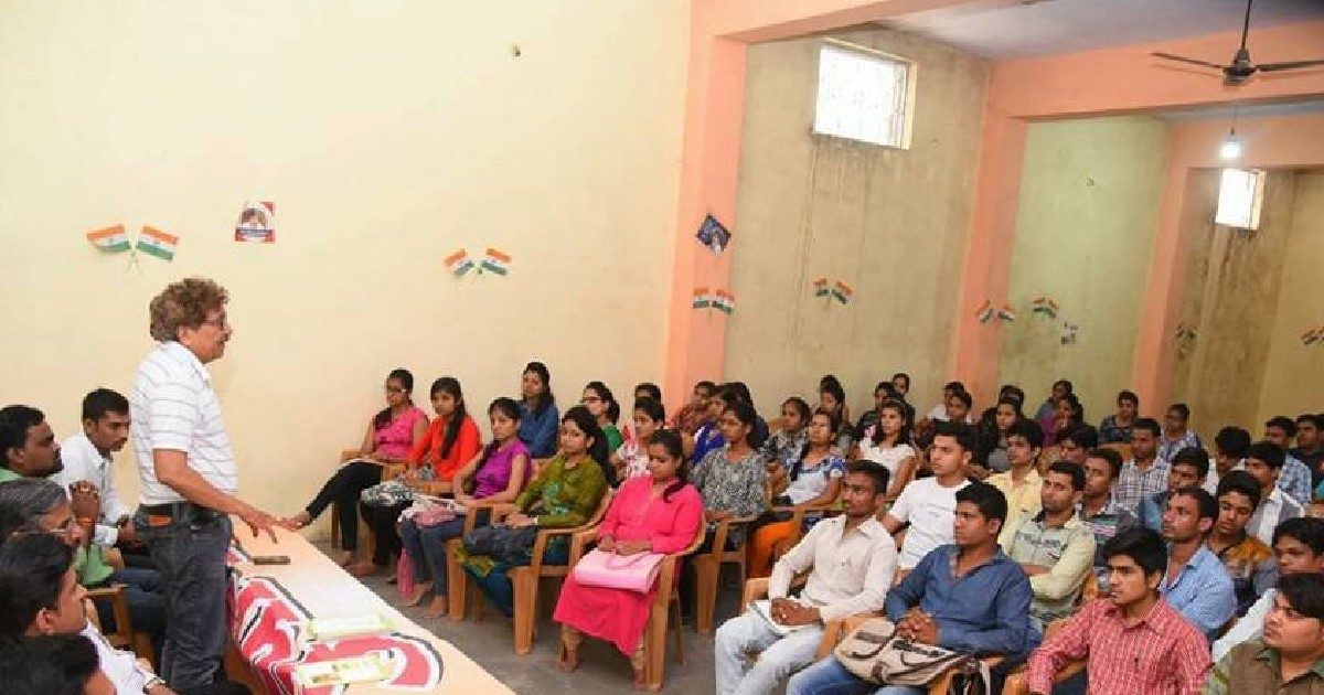 नेताजी जरा हटके! पढ़ाने का जुनून ऐसा कि एक लाख बच्चों को प्रतियोगी ...