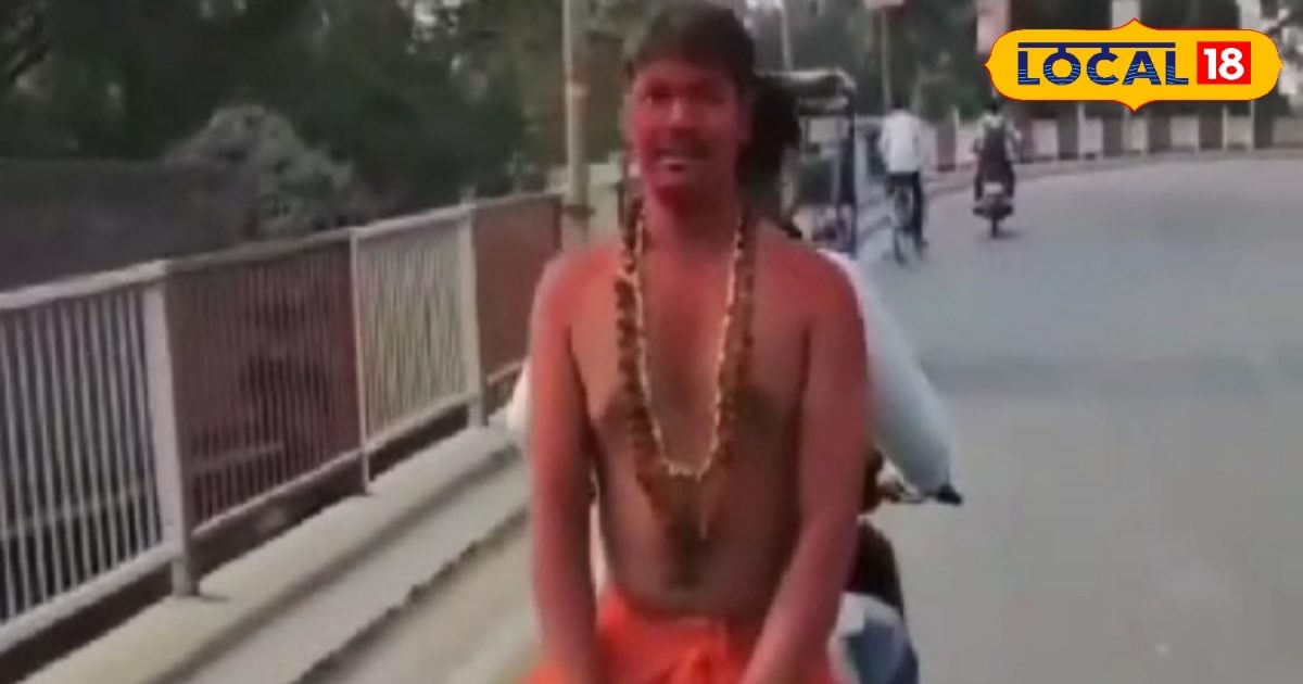 चेहरे पर चंदन कान में अगरबत्ती एक्टर राजपाल यादव की कॉपी करना युवक को