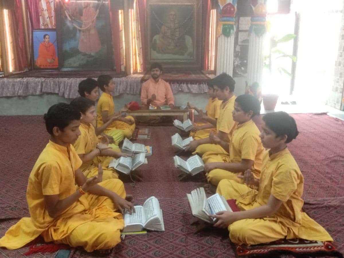 ऐसा गुरुकुल जहां विदेशी छात्र लेते हैं संस्कृत और संस्कार का ज्ञान ...