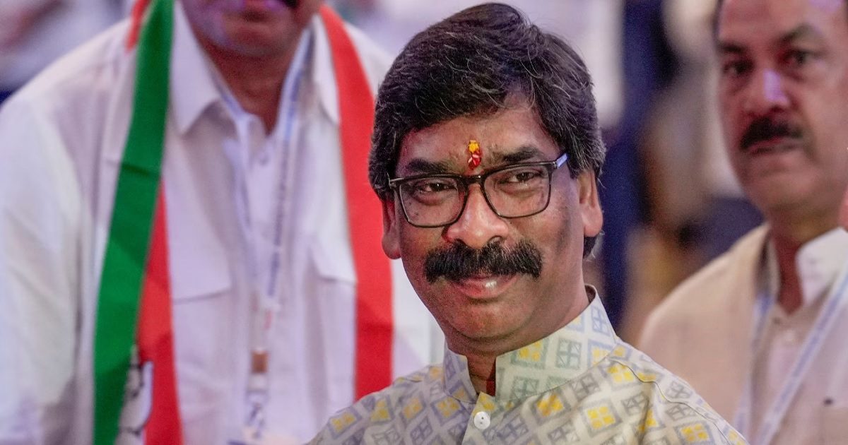 बिहार में जारी सियासी हलचल के बीच हेमंत सोरेन चार्टर प्लेन से निकले ...