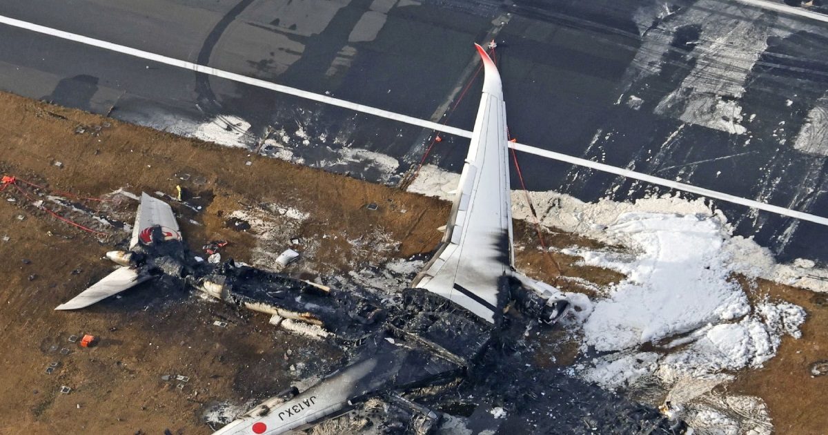 Japan Plane Crash : कैप्‍टन कह रहा 'टेक ऑफ की इजाजत थी', लेकिन ATC ...