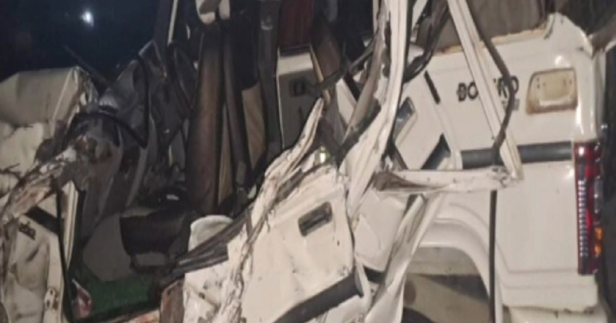 NH-23 पर भीषण सड़क हादसा, बोलेरो ने सड़क किनारे खड़ी ट्रक में मारी ...