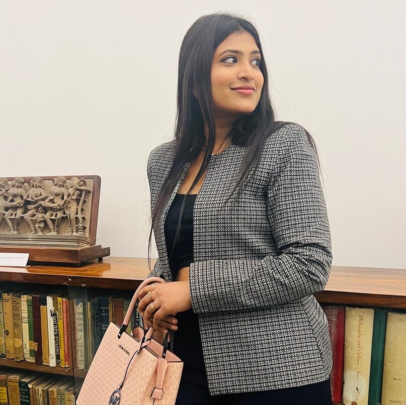 इंस्टाग्राम सेलिब्रेटी बनीं ये खूबसूरत IAS, शेयर कीं ग्लैमरस तस्वीर ...