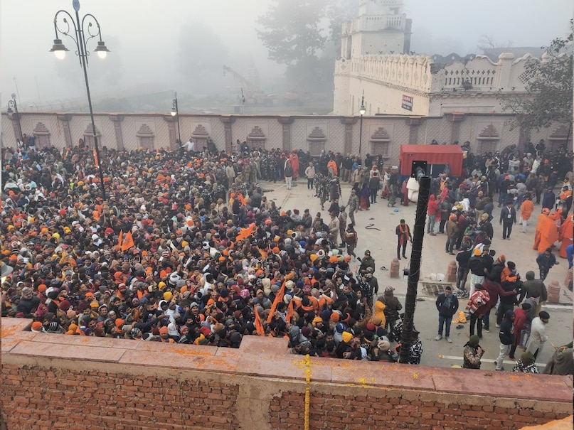 Ram Mandir Ayodhya Darshan: जय श्रीराम की गूंज, दर्शन की आस...ठंड में ...