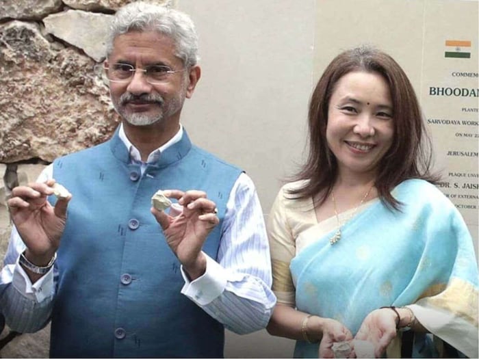 कौन हैं विदेश मंत्री जयशंकर की पत्नी क्योको? 6000KM दूर ससुराल; कैसे ...