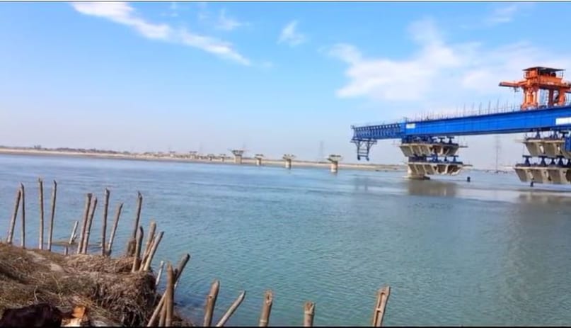 बिहार में बस बन ही गया देश का सबसे लंबा सड़क पुल, 171 में 166 पिलर ...