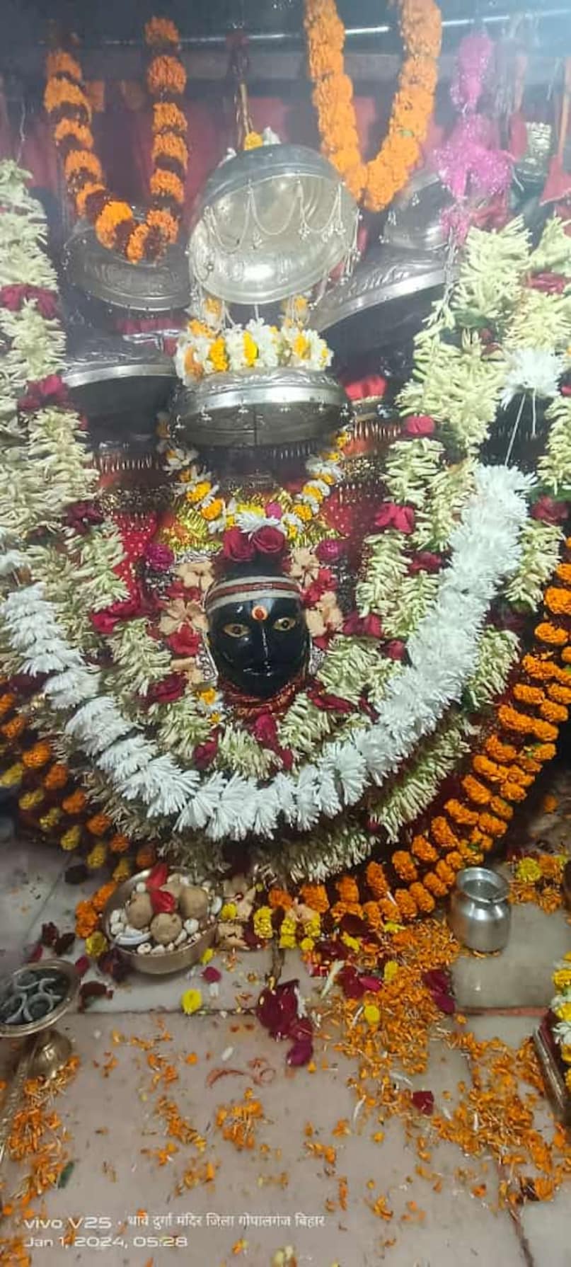 PHOTOS: भक्त के बुलाने पर मस्तक चीर कर जिद्दी राजा को दिया था दर्शन ...