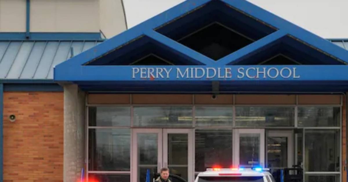 अमेरिका के स्‍कूल में घुसा शूटर, करने लगा अंधाधुंध फायरिंग, एक की मौत ...