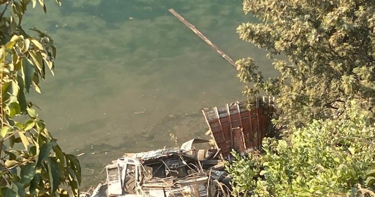 Himachal Accident: पंडोह डैम में गिरा ट्रक, लिफ्ट लेकर बैठे दो सवारों ...