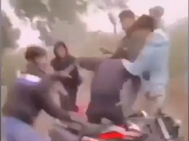 UP के इस जिलों में जारी है 'भौकाल' की जंग, गांव का नाम पूछकर युवाओं की हो रही पिटाई, वीडियो ...
