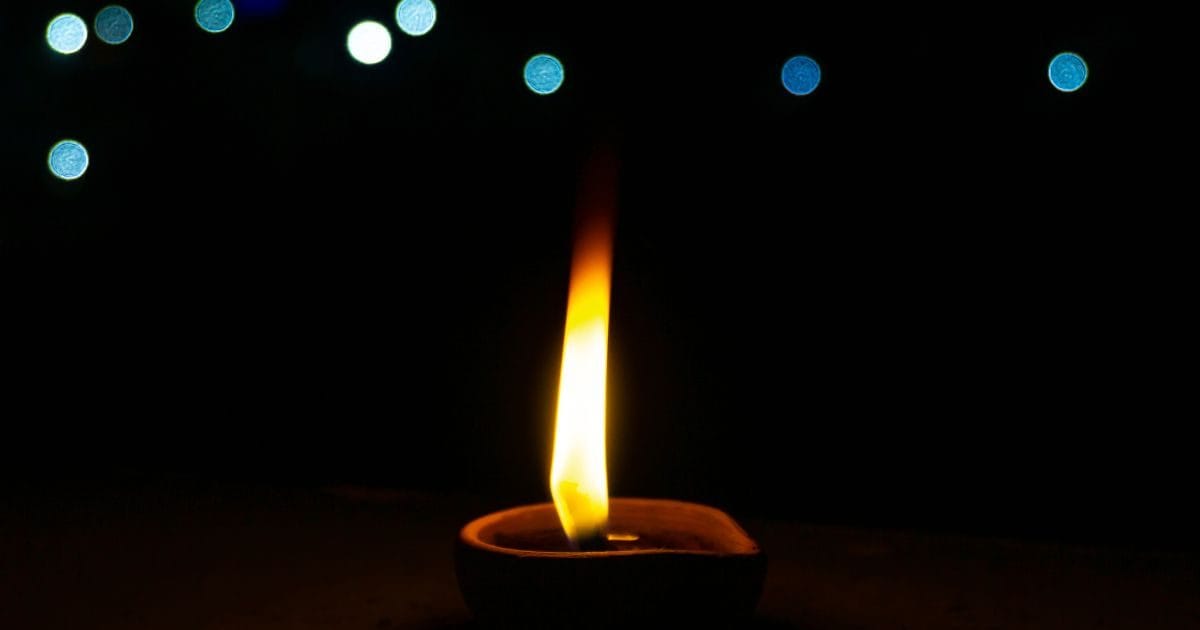 क्या संकेत देती हैं दीपक की लौ में बनने वाली आकृति, पहचानें इसका किस्मत ...