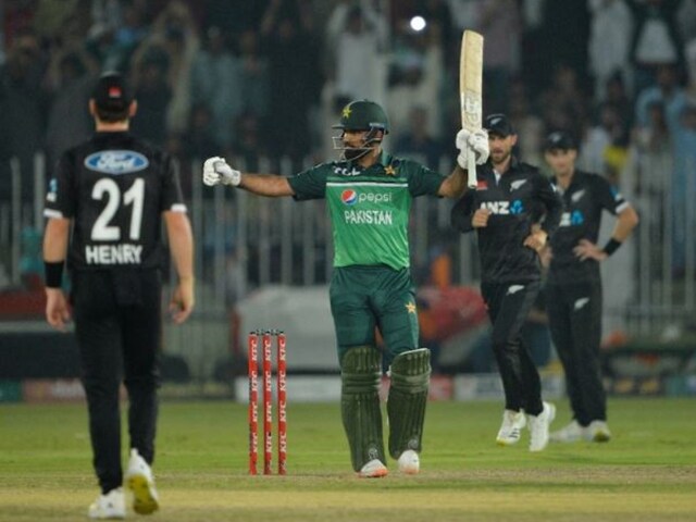 VIDEO: पाकिस्तानी बल्लेबाज ने जड़ा बड़ा छक्का, लाइव मैच से गेंद लेकर ...