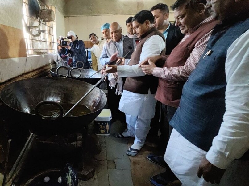 एमपी के सीएम मोहन यादव ने रामलला के लिए हाथों से बनाए लड्डू, की पैकिंग ...