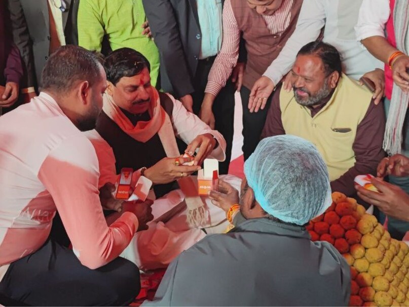 एमपी के सीएम मोहन यादव ने रामलला के लिए हाथों से बनाए लड्डू, की पैकिंग ...