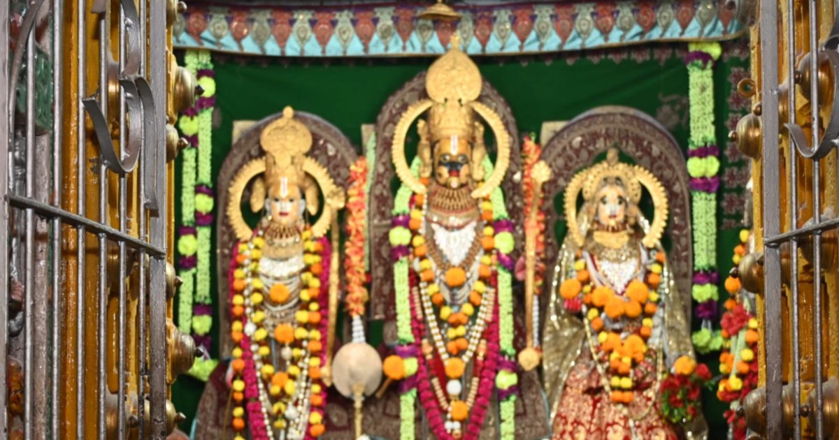 ayodhya Ram Mandir Pran Pratishtha Lord Ram decorated with gold in ...