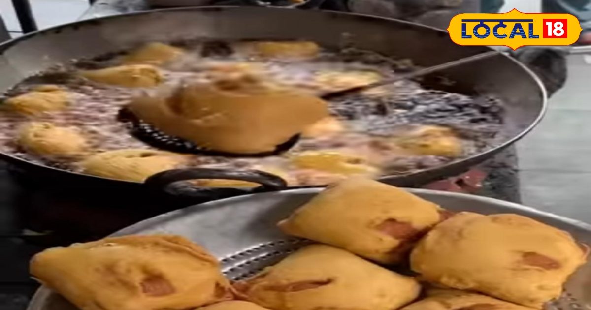 top 4 Places To Eat Delicious Bread Pakora In Delhi-Gopal sweets Corner ...