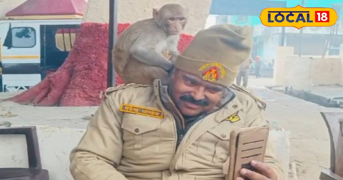 Like Lord Ram, the monkey also serves the police station officer of Ram ...