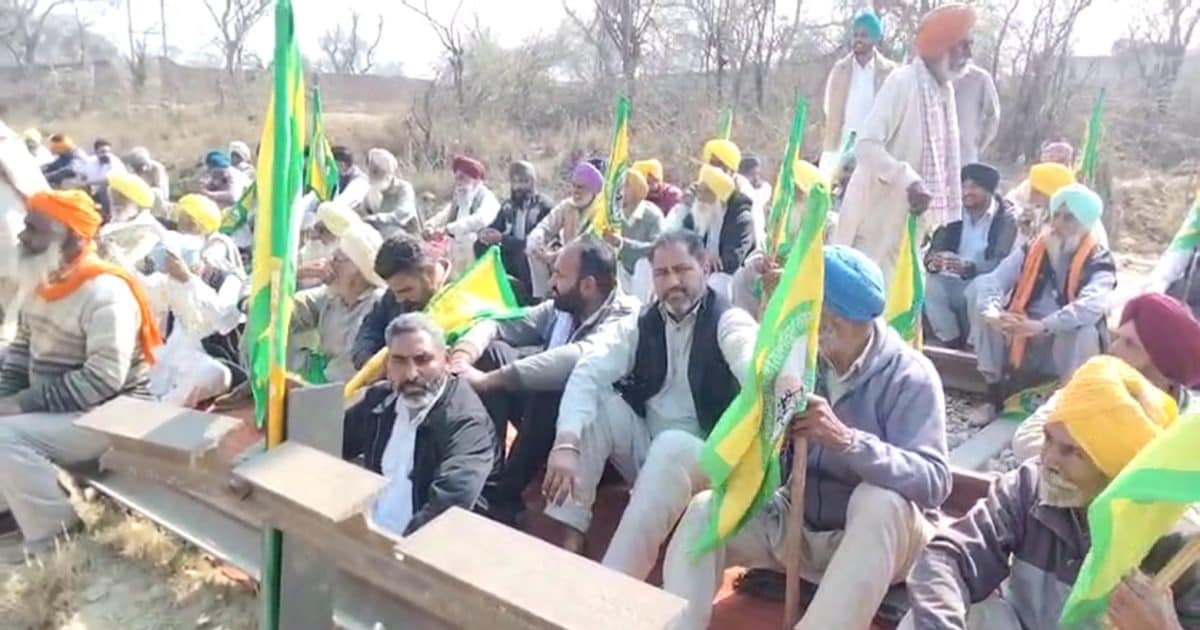 Kisan Andolan Delhi News: रेलवे ट्रैक पर बैठे किसान, पंजाब में 3 जिलों ...