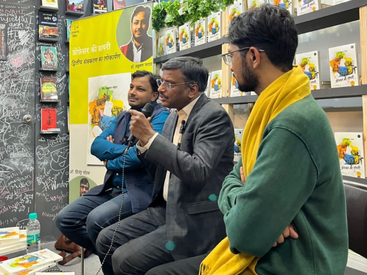 'प्रोफेसर की डायरी' के दीवाने हुए लोग, प्री-बुकिंग में ही हुई बेस्टसेलर ... 'प्रोफेसर की डायरी' के दीवाने हुए लोग, प्री-बुकिंग में ही हुई बेस्टसेलर ...