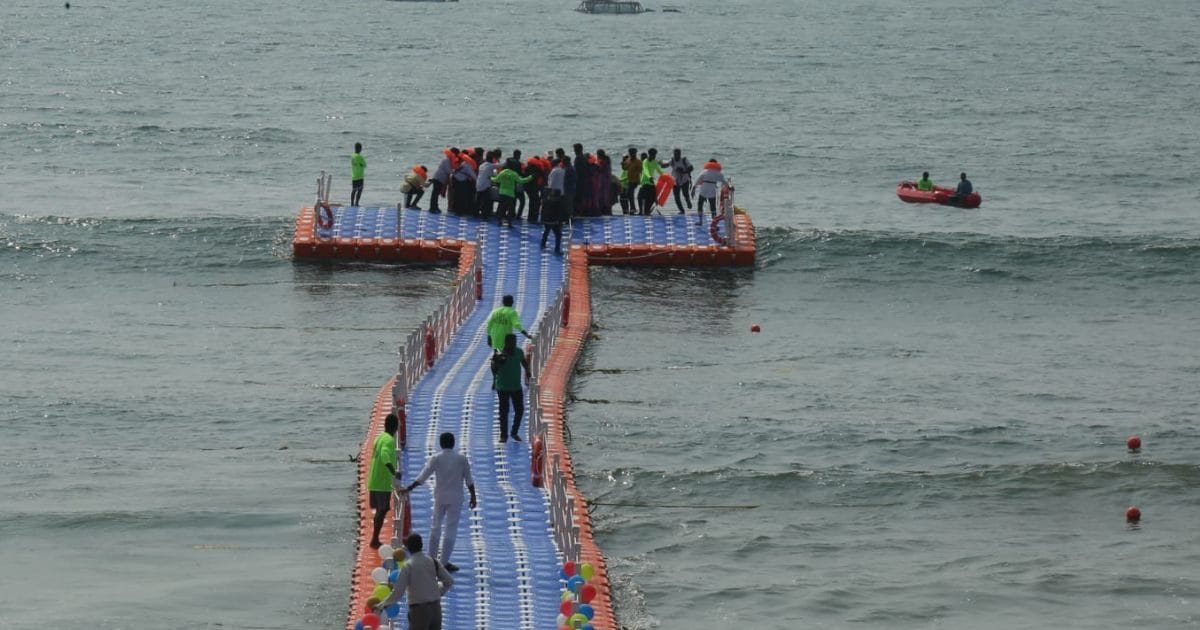 एक दिन पहले समंदर में बना फ्लोटिंग ब्रिज, अगले दिन पहुंचे तो वहां कुछ ...