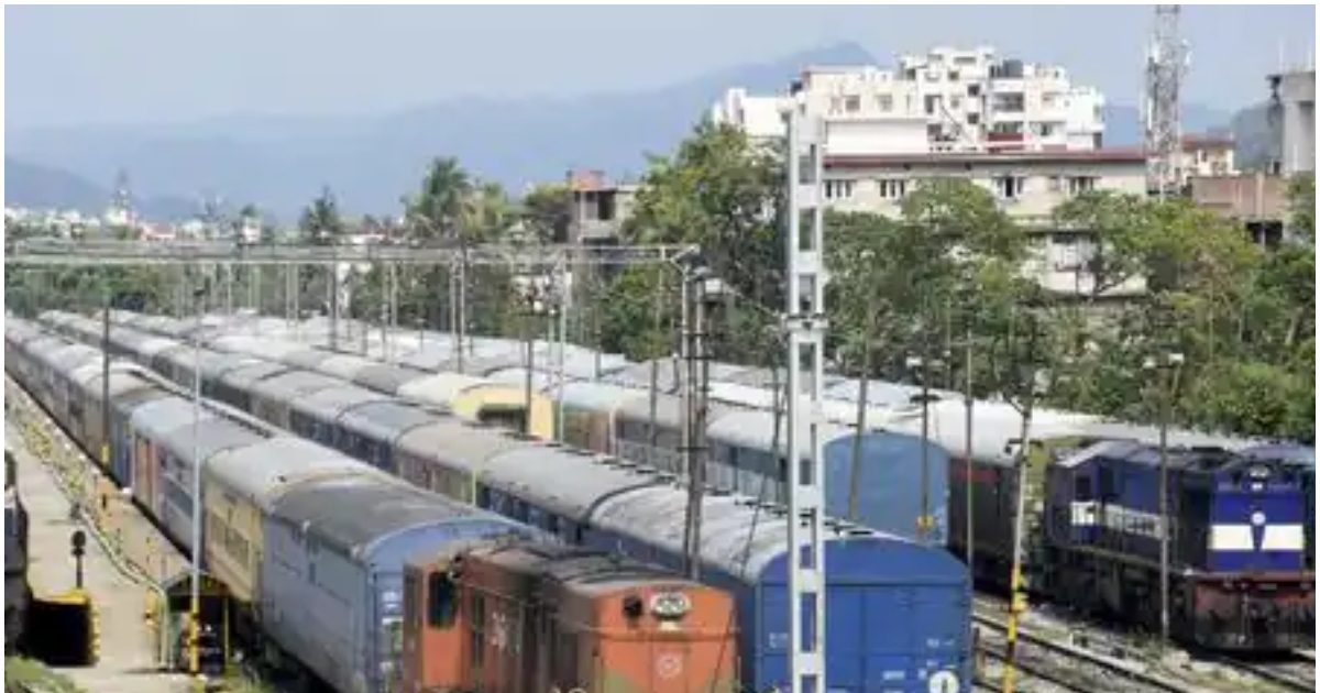 रेल पटरी पार कर रही थी ई रिक्शा, तभी तेज रफ्तार ट्रेन ने मारी टक्कर ...