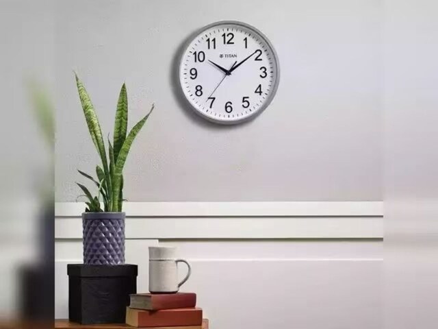 आपके घरों की बंद पड़ी घड़ियां लाती हैं दुर्भाग्‍य, जानें घड़ी से जुड़े ...