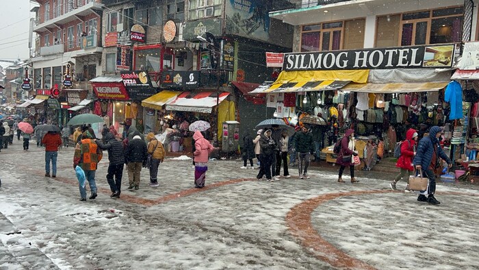 Manali Weather Update: थम गई मनाली! 1 फीट स्नोफॉल, हाईवे ठप, 10 घंटे से ...