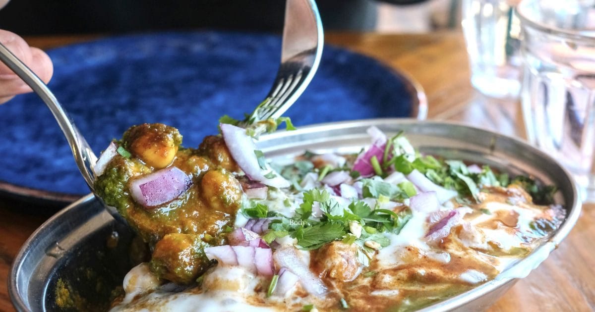 यहां खिलाई गर्लफ्रेंड को चाट, तो कलेश पक्का है! दाद देनी पड़ेगी ...