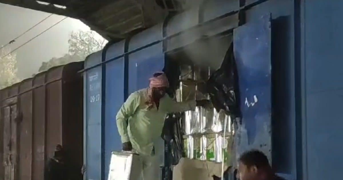 Etawah News: रिफाइंड से भरी मालगाड़ी के एक डिब्बे में आग लगने से हड़कंप ...