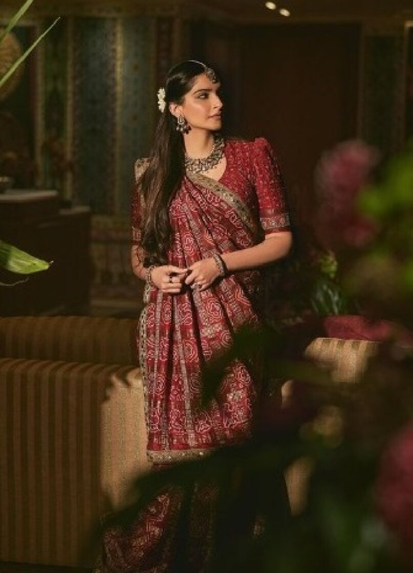 PHOTOS: सोनम कपूर ने पहनी अपनी मां की अलमारी से निकाली 35 साल पुरानी ...