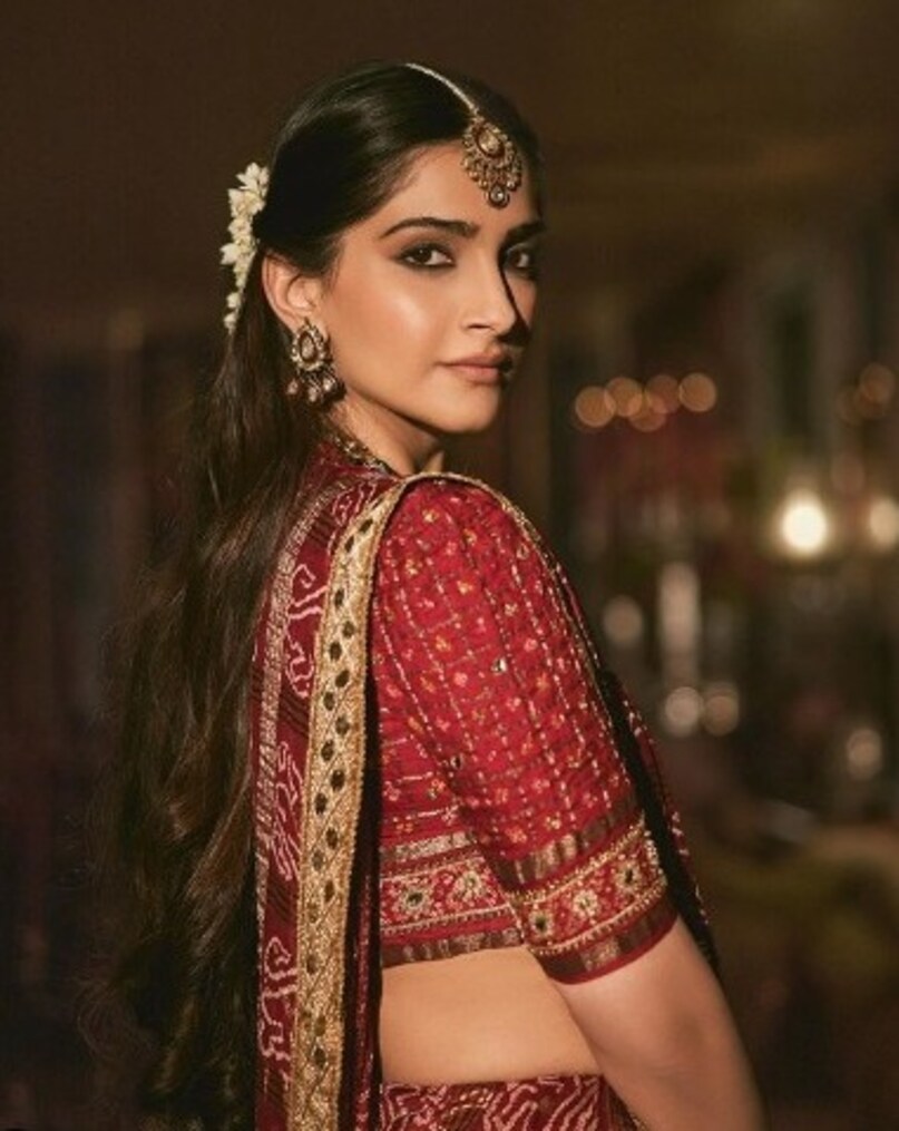 PHOTOS: सोनम कपूर ने पहनी अपनी मां की अलमारी से निकाली 35 साल पुरानी ...