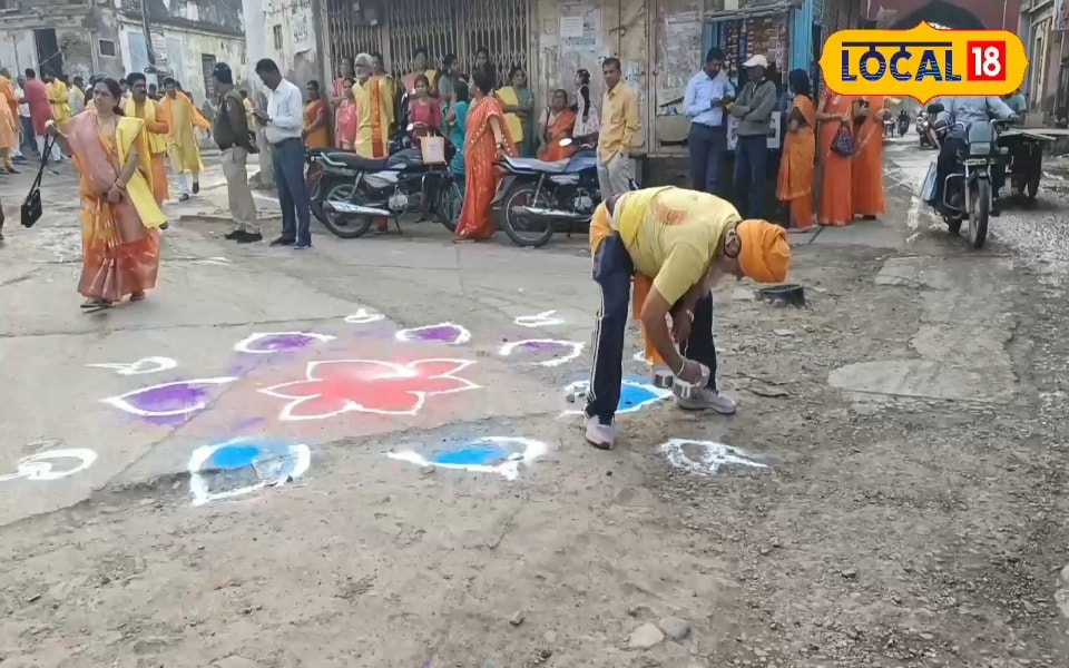 Artist of 55 year old man from MP, he makes rangoli using fake colors ...