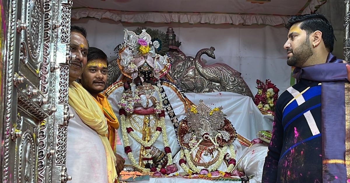 Lord appeared in Radhavallab temple of Vrindavan by applying gulal on ...