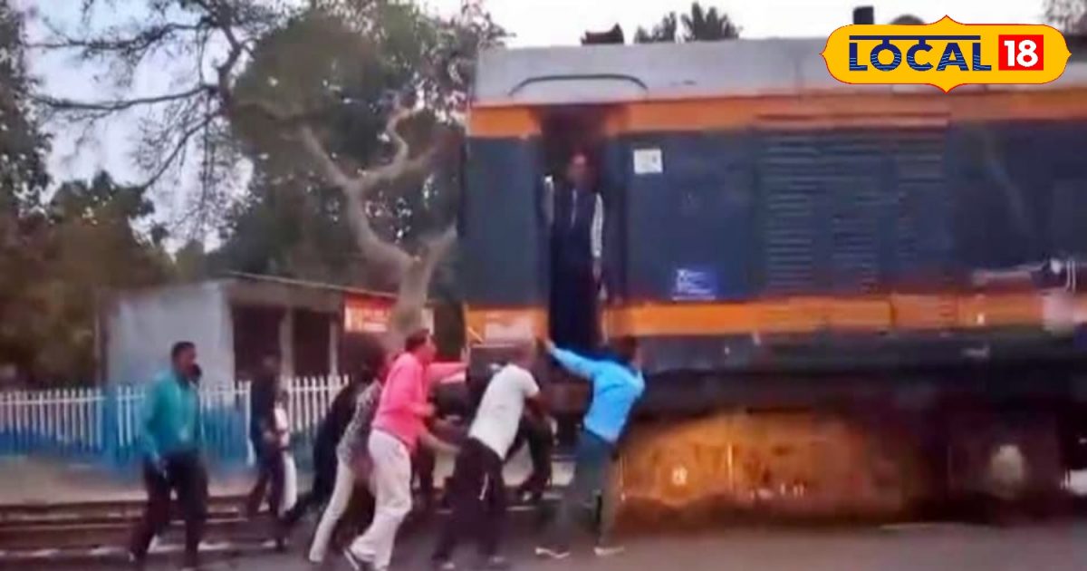 people pushing train with railway worker video get viral - News18 हिंदी