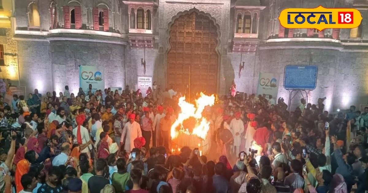 The tradition of burning the city's bonfires with the government Holi ...