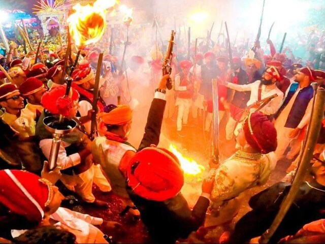 गांव में रातभर बंदूकों से चलती रही गोलियां, बारूद के धमाकों से गूंजता ...